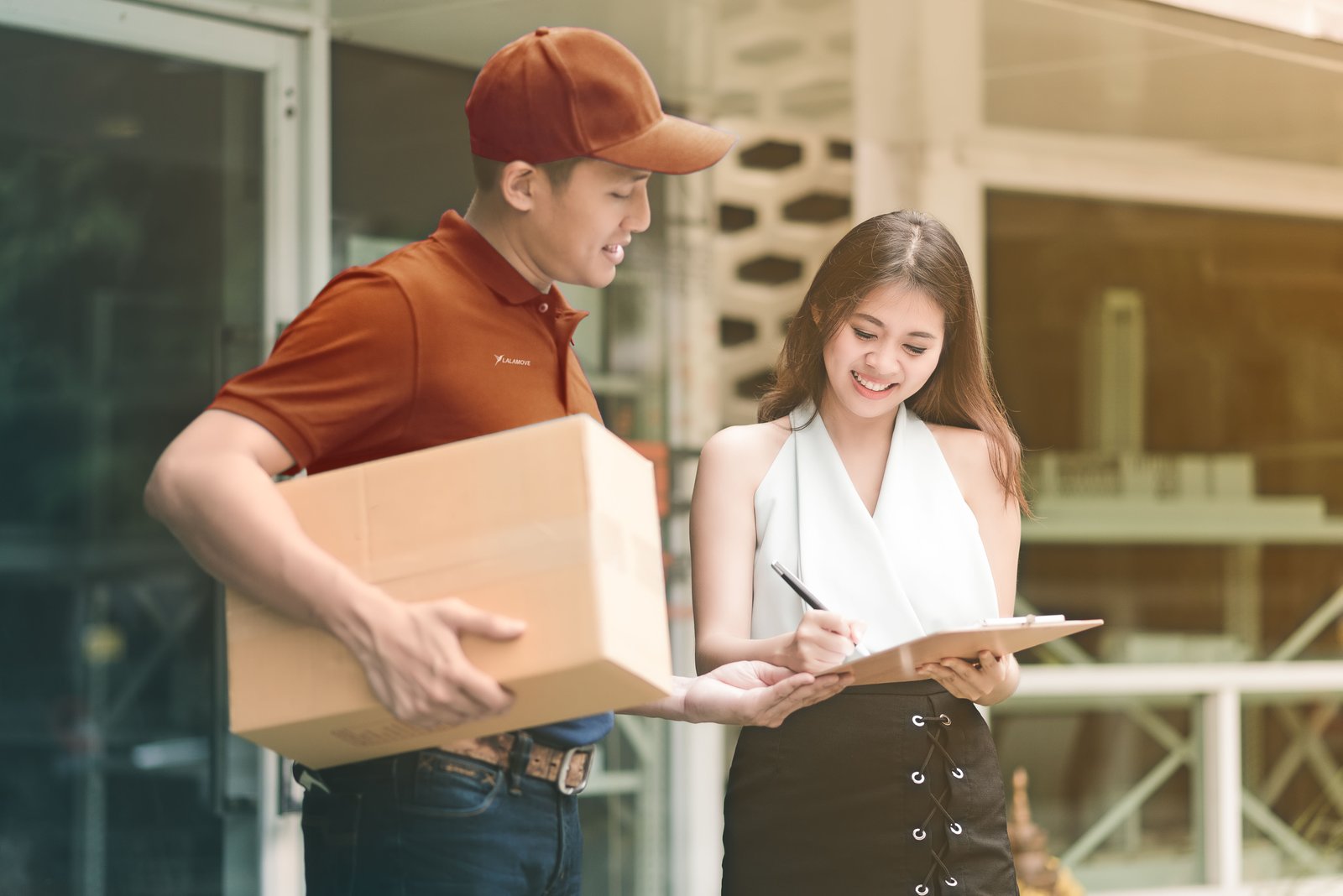 What is last mile delivery and how does Lalamove fit in