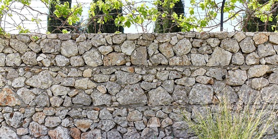 Model Rumah Batu Alam Sederhana Jadi Alternatif Tema Hunian