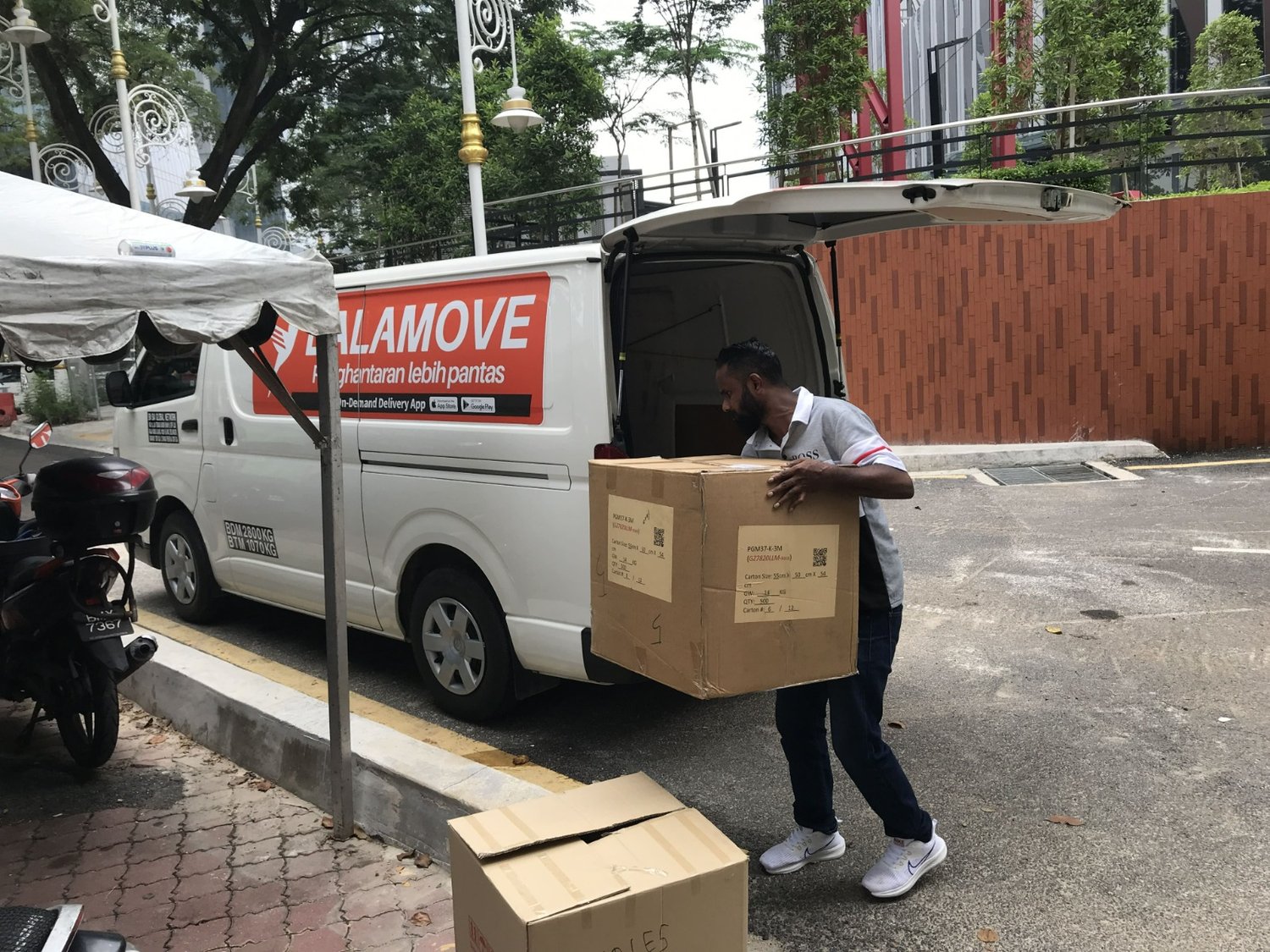 How A Lalamove Van Driver Supports His Family To Celebrate Deepavali